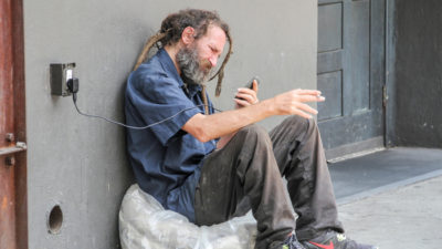Smartphones Are Changing How Homeless People Survive - Giving Compass